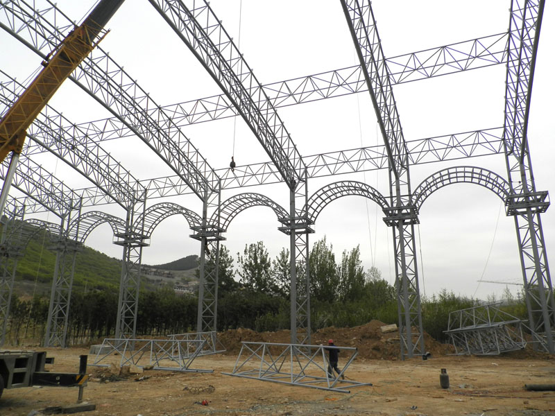 Commercial Steel Buildings - Steel Pipe Truss Structure for Football ...